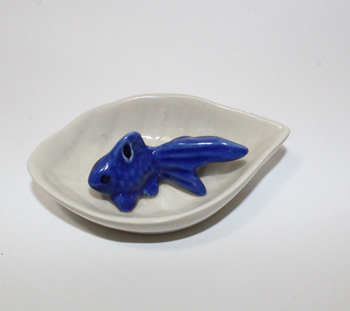 CeramicBlue Fish in LeafIHCERMIC001 - Wild Planet Winnipeg Canada